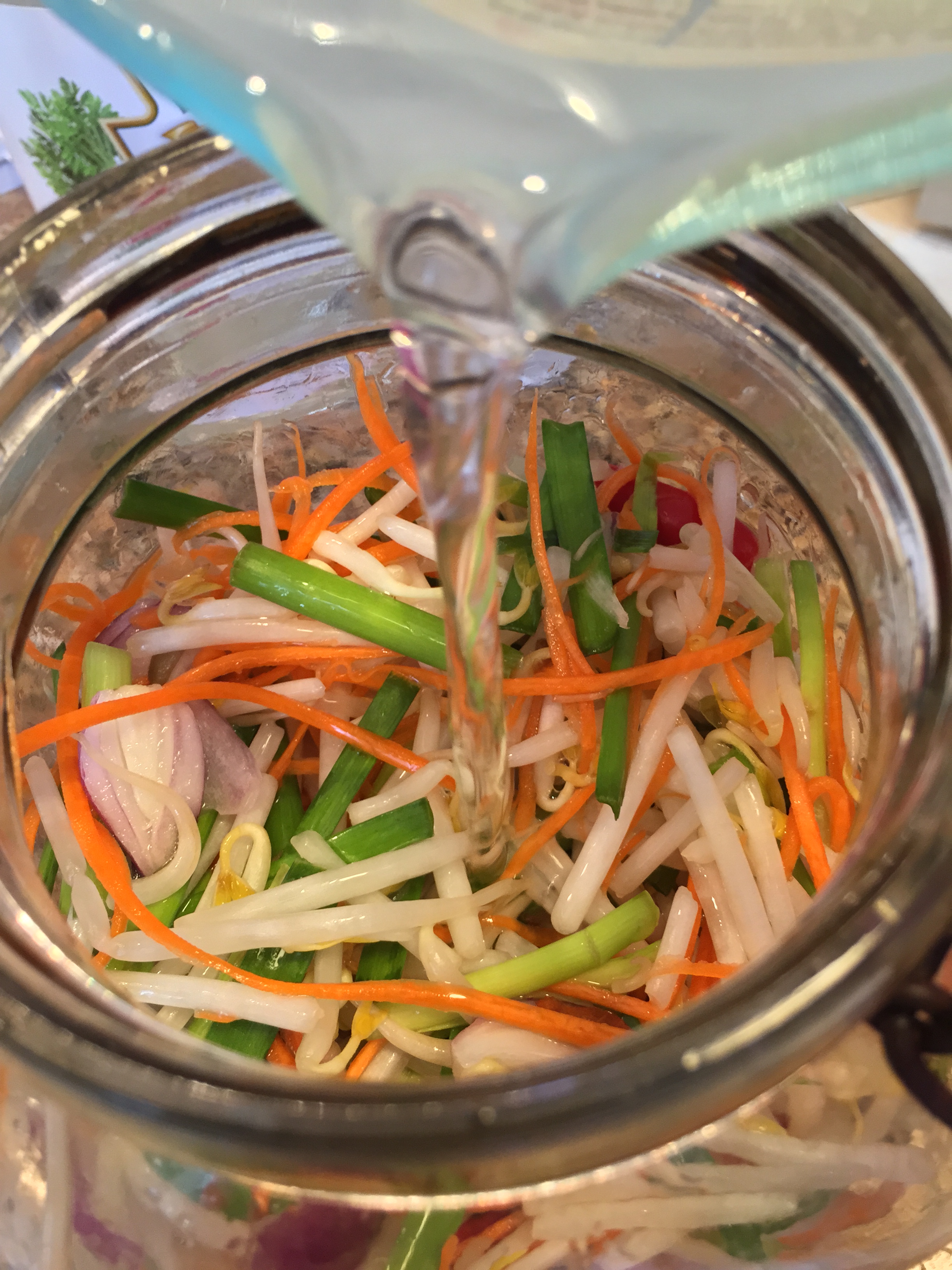 Dưa Giá / Pickled Bean Sprouts with Carrots and Chives | La Vie Partagée